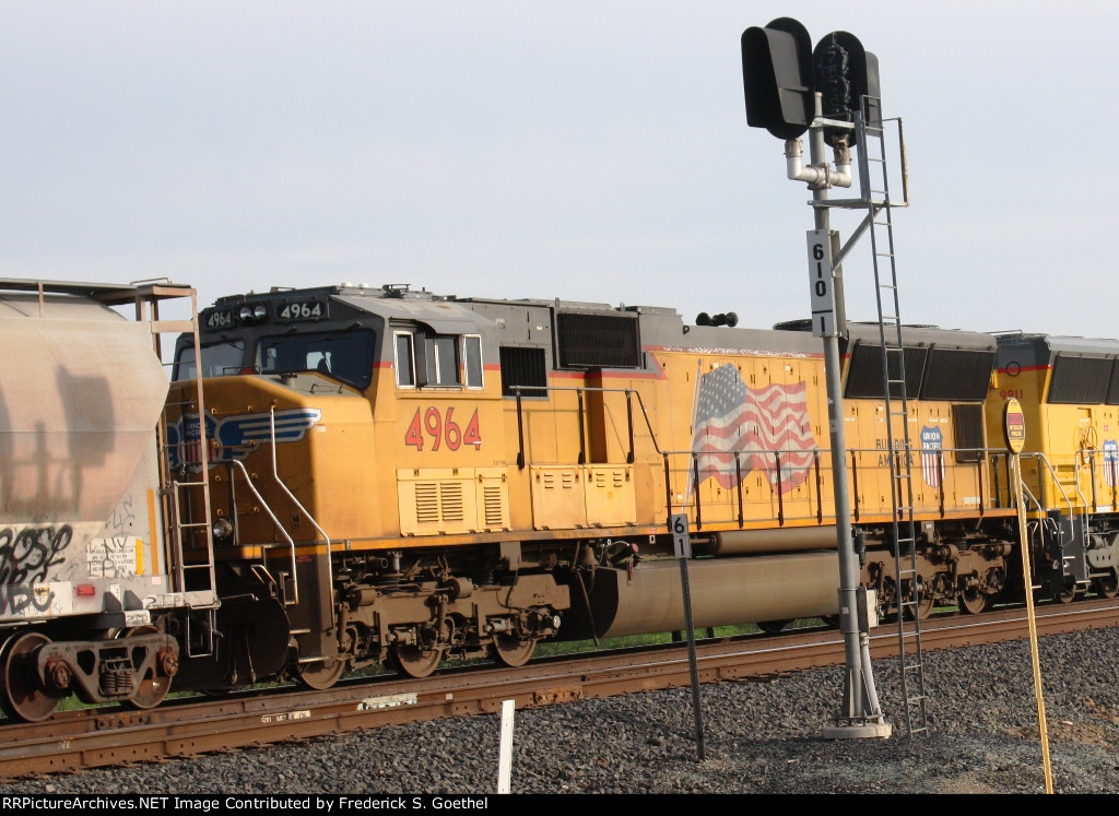 UP 4964 at another angle